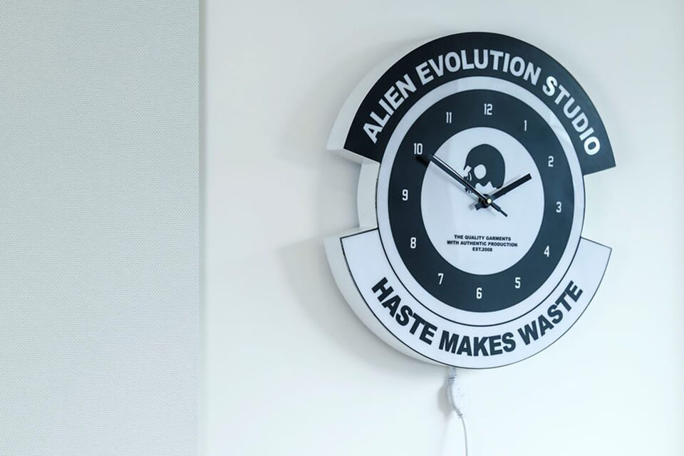 AES 11/16(六)發售 19 A/W Light Box Wall Clock | NMR